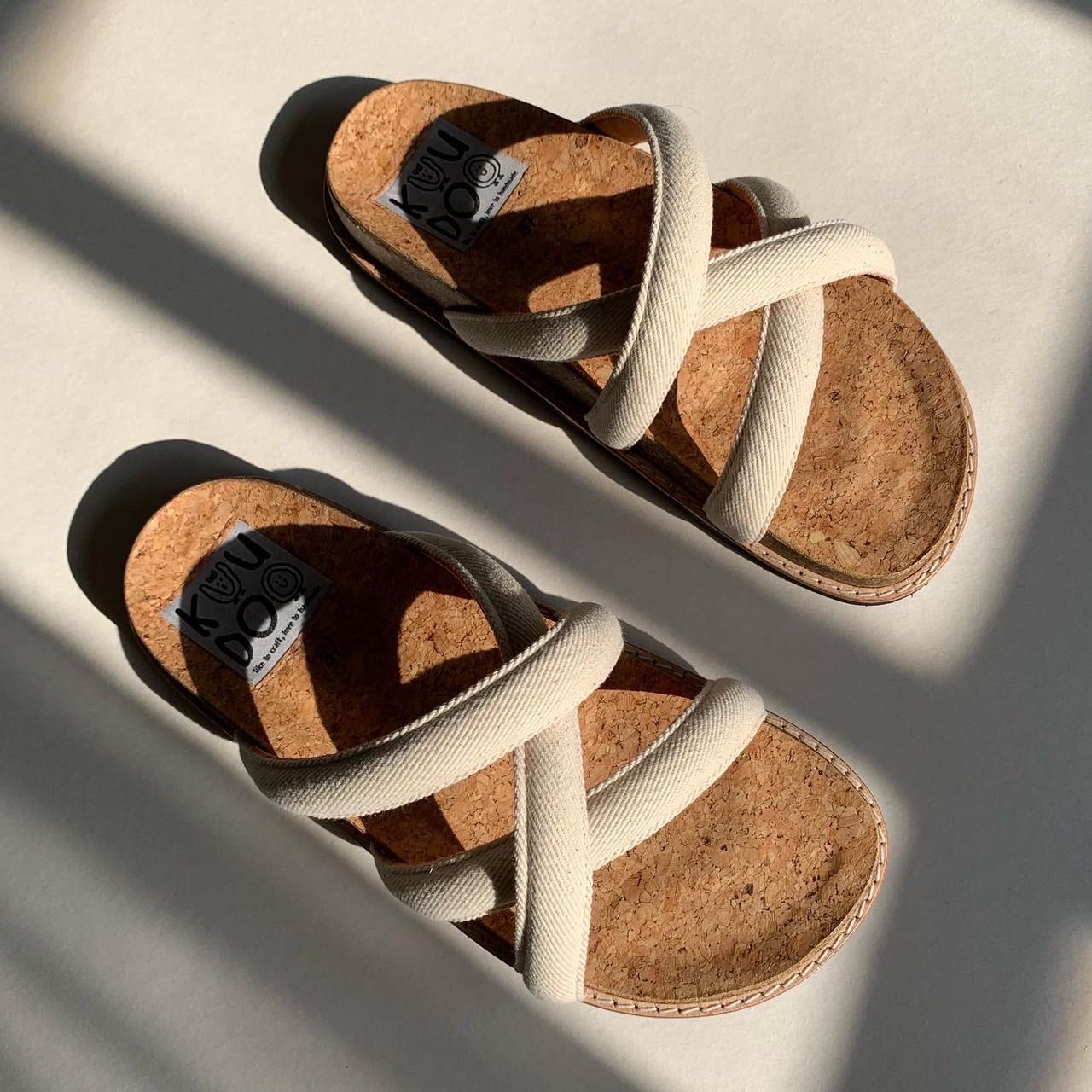 Calico cross slippers | LINE SHOPPING
